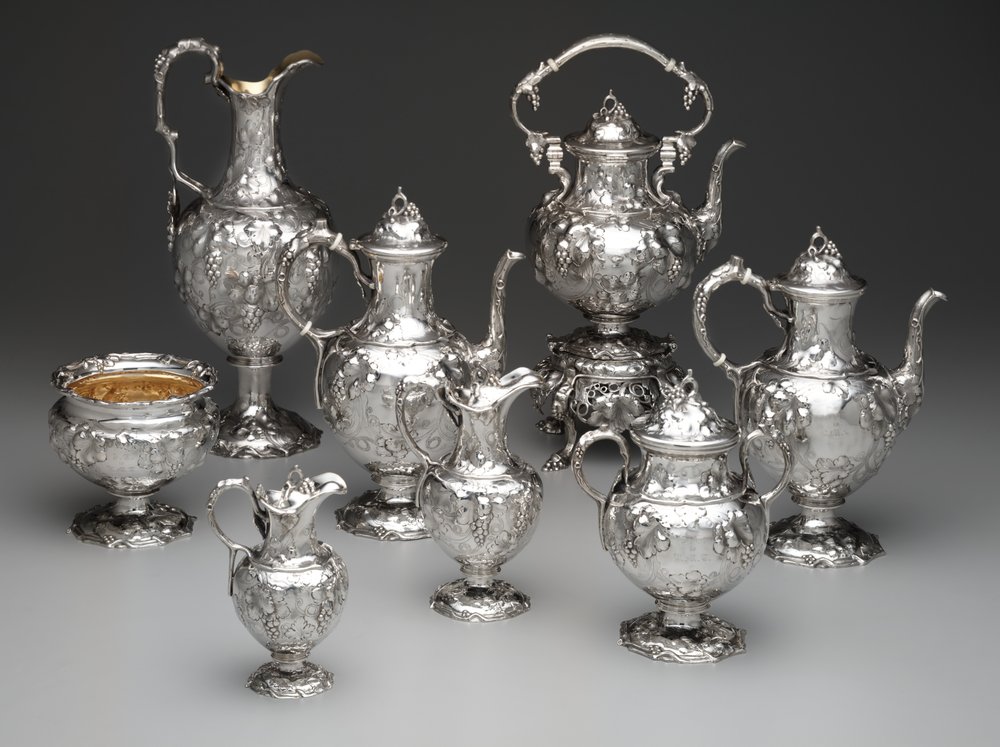 Wasserkessel auf Ständer, Kaffeekanne, Schokoladenkanne, Abfallbehälter ...